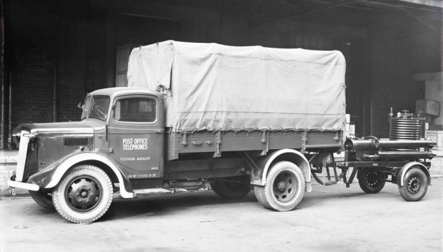 Morris - LC 1 - 30cwt GPO Covered Wagon with gas producer - 1943